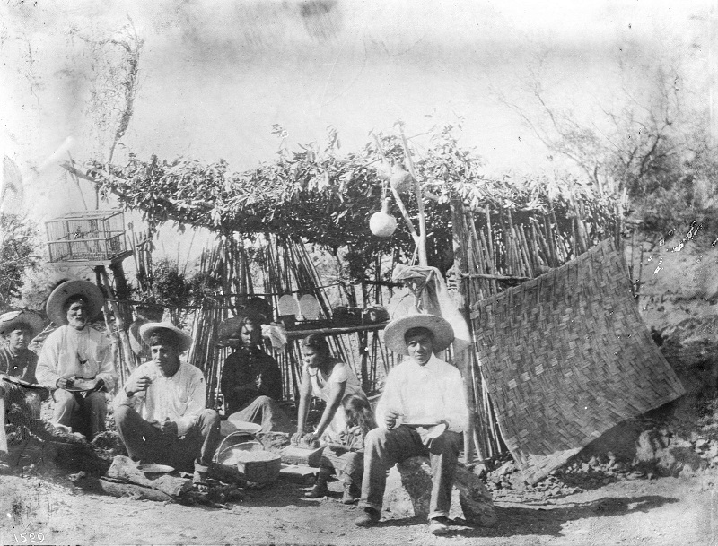 Datei:A group of Yaqui Indians at their thatched dwelling, Mexico, ca ...